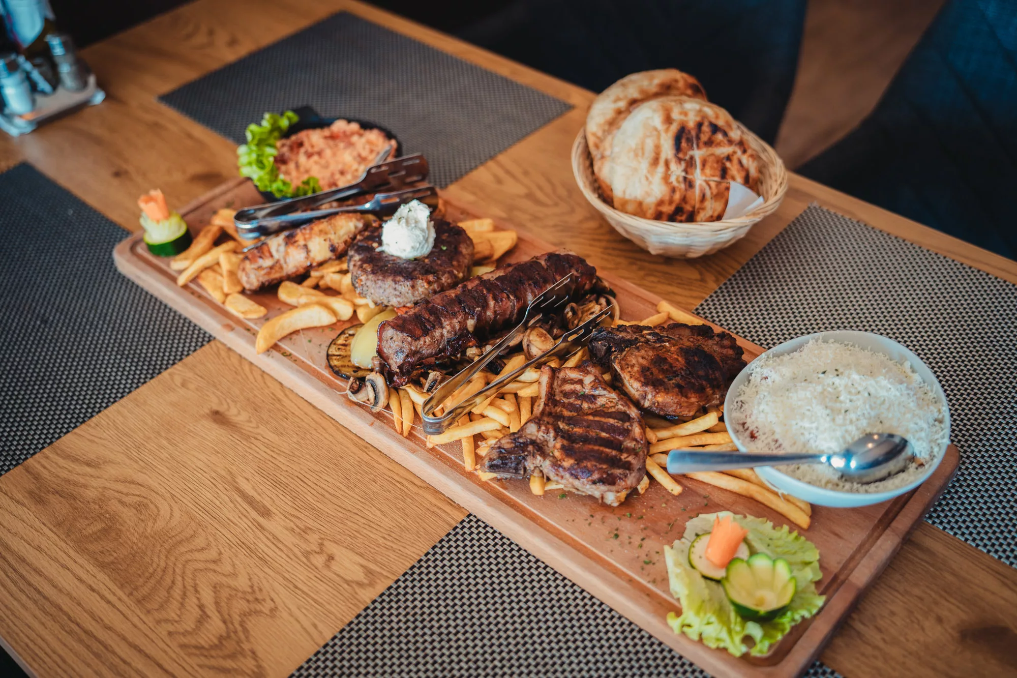 Capo Grill Zadar - restoran koji ima najbolji leskovački roštilj "za ...